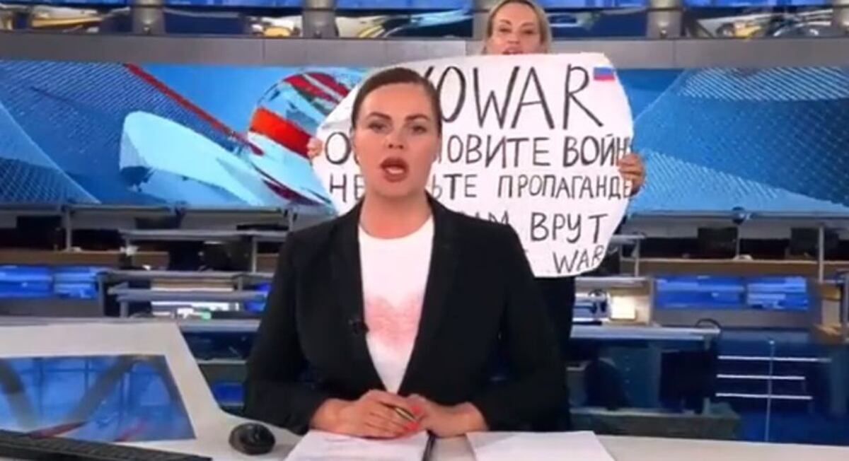 Detenida la periodista rusa que mostró una pancarta contra la guerra en ...