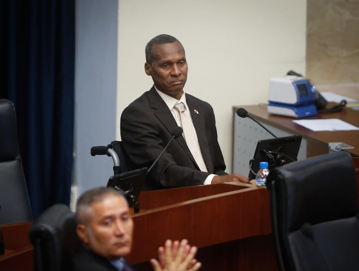 Luego de ser proclamado por el TE, Luis Omar Ortega asume su curul en la Asamblea | La Prensa Panamá