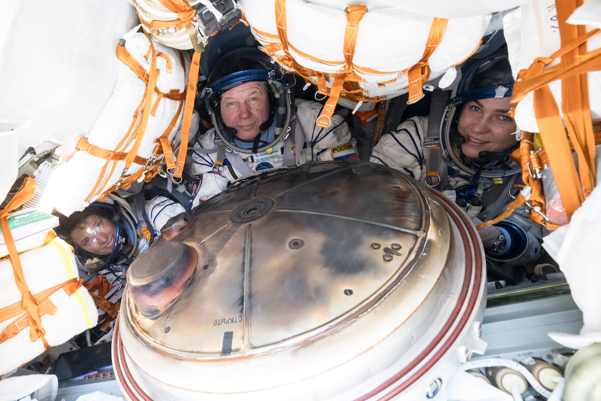 La nave rusa Soyuz MS-24 con tres tripulantes aterriza en la estepa de ...