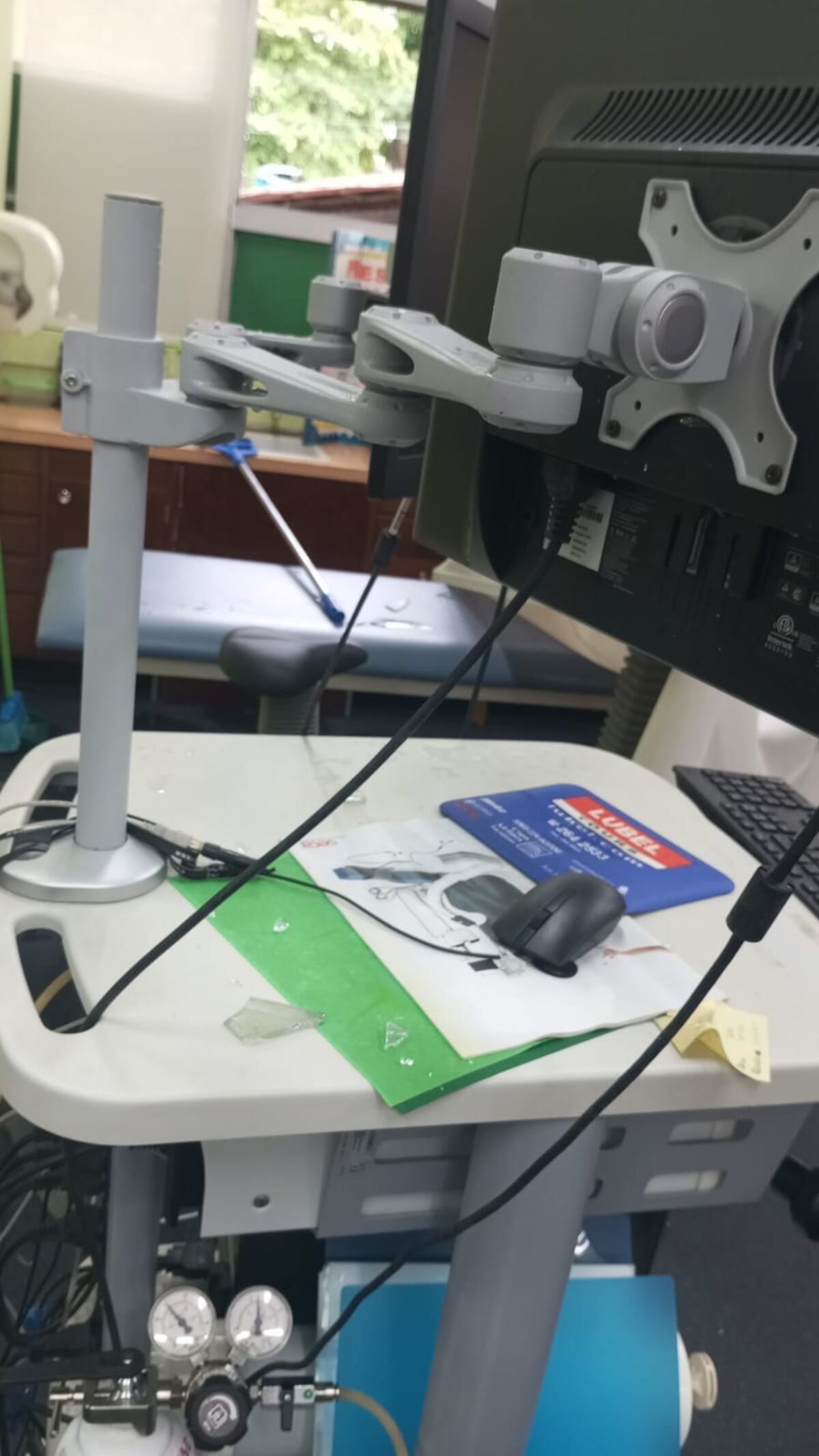 Vehículo antimotines ‘Pitufo’ de la Policía Nacional daña laboratorios ...