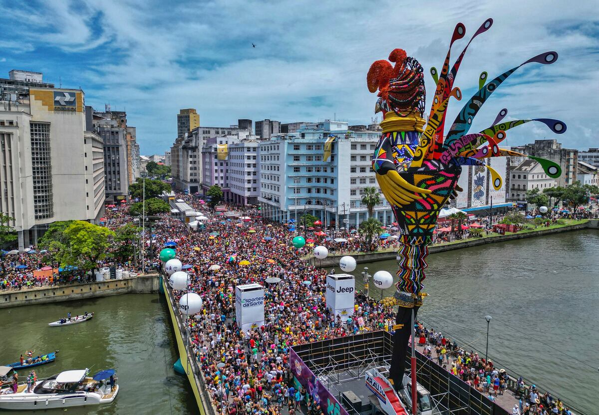 El Carnaval de Brasil vuelve a las calles de Recife al compás de su ...