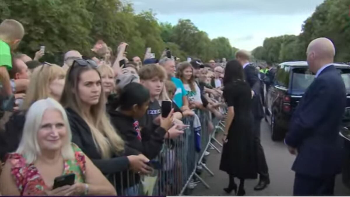 Guillermo y Enrique salen juntos a saludar a las personas en Windsor | La Prensa Panamá