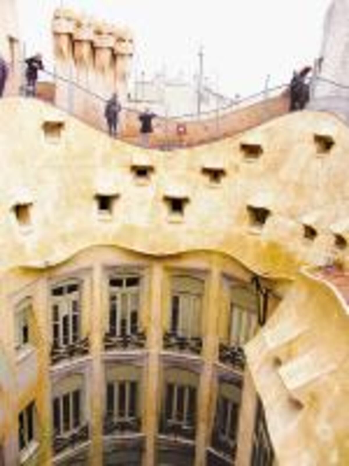 Las curvas de Gaudí cautivan a los romanos | La Prensa Panamá