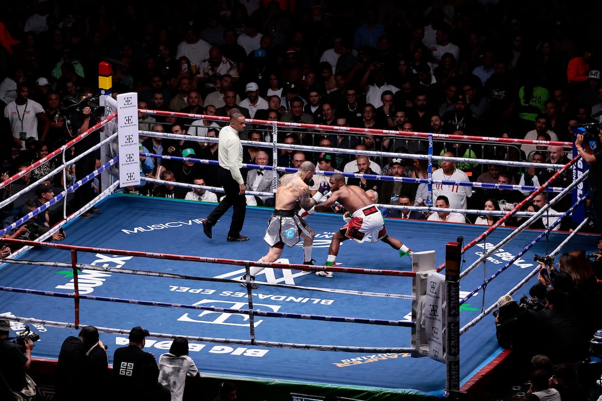 Floyd Mayweather Jr. empuja a árbitro panameño en pelea de boxeo | La ...