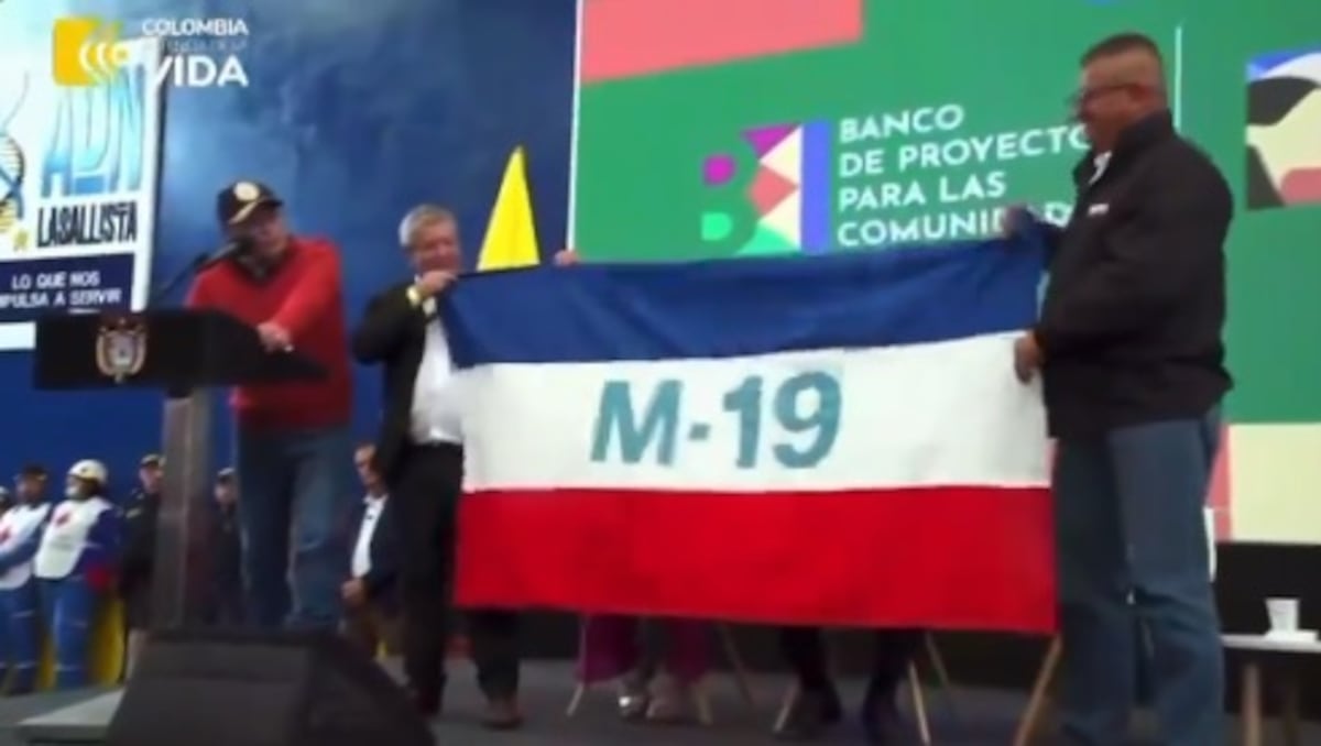 Petro pide exhibir la bandera de la guerrilla del M-19 en un acto ...